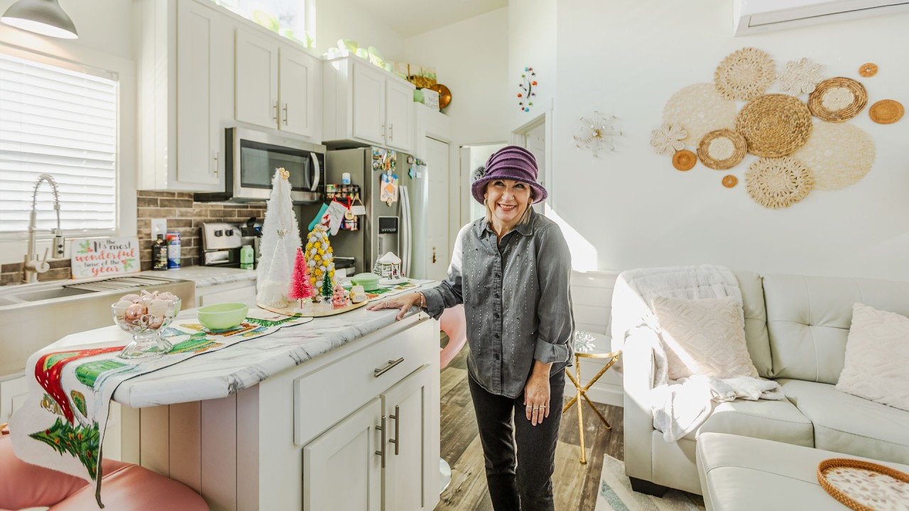 Stunning Tiny House w/ 13ft Ceilings & Downstairs Bedroom - Houses Tiny